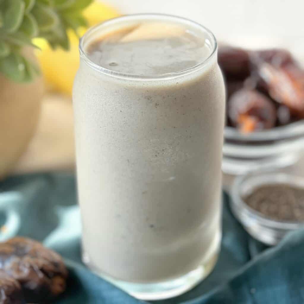 Creamy Banana Date Smoothie Recipe (High Protein) - Mallory the ...